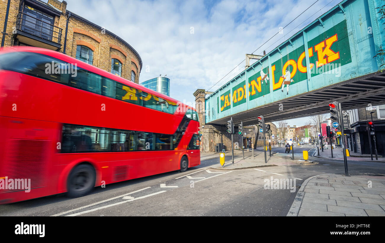 Londra, Inghilterra - iconico bus rosso a due piani in movimento al ...
