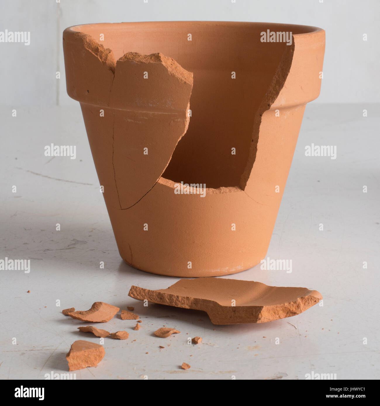 Vaso rotto e rotto immagini e fotografie stock ad alta risoluzione - Alamy
