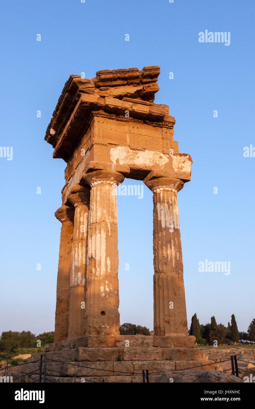 Tempio dei Dioscuri, ri-assemblati resti dei templi di 'Castore e Polluce".La Valle dei Templi ...