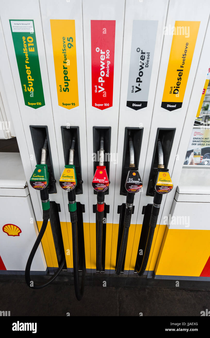 Una pompa di benzina può essere visto in un distributore di benzina ...