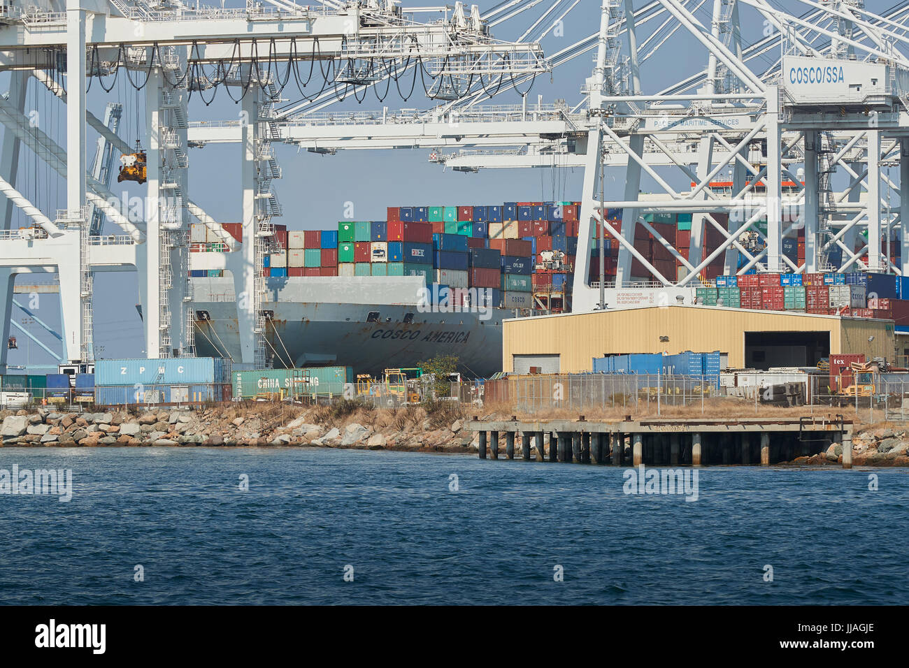 COSCO SHIPPING Container Ship, COSCO AMERICA, in fase di carico e ...
