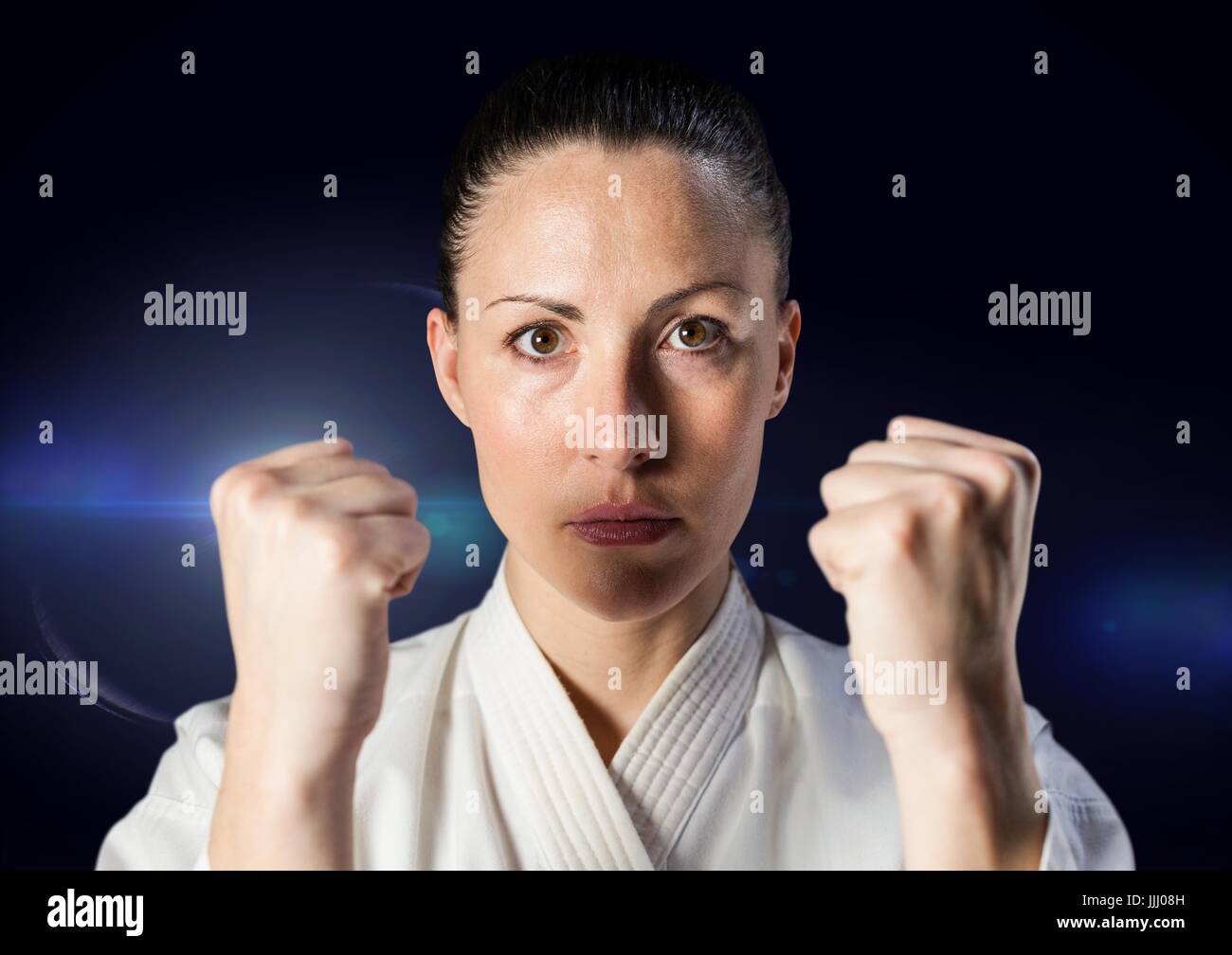 Donna karate in tuta immagini e fotografie stock ad alta risoluzione ...