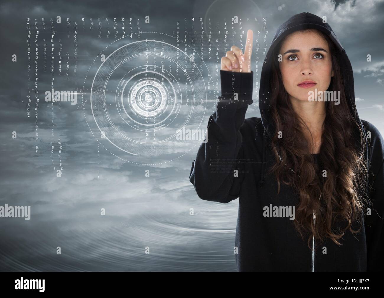 Donna hacker toccando uno schermo digitale con il suo dito Foto stock ...