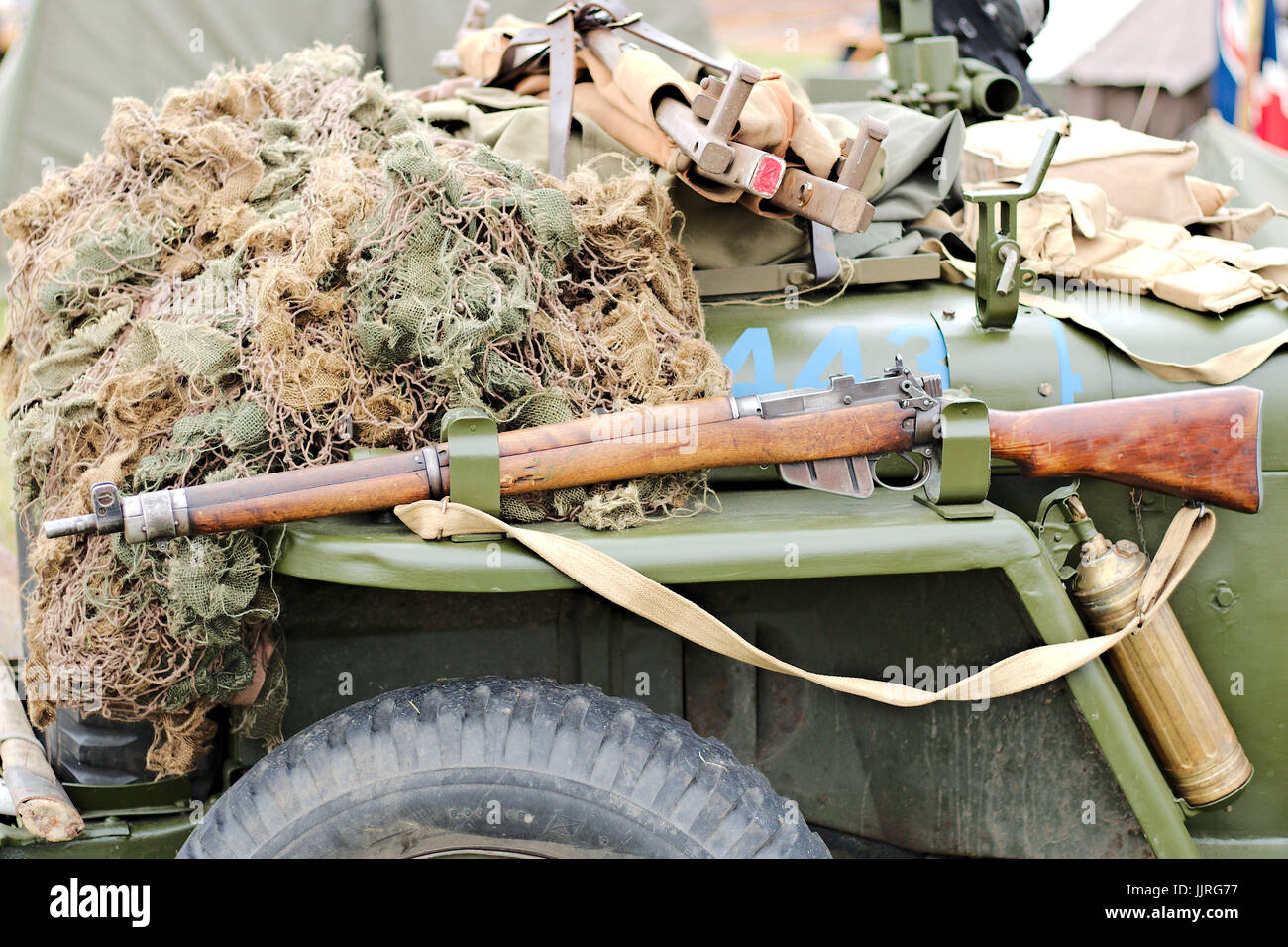 Guerra Mondiale 2 British Lee Enfield rifle sul lato di una Jeep Willys ...