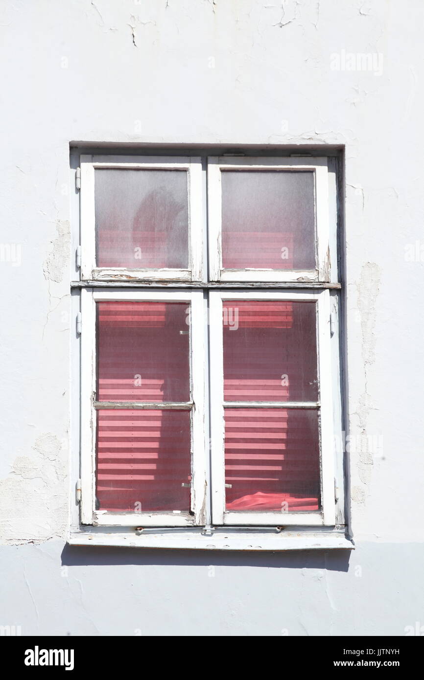 Finestre con persiane colorate immagini e fotografie stock ad alta ...