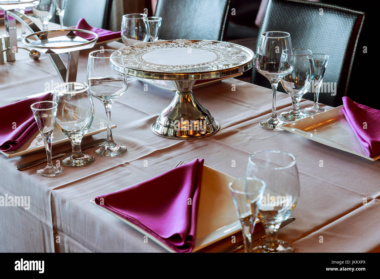 Servire in tavola ristorante con bicchieri di vino e posate. La tabella ...