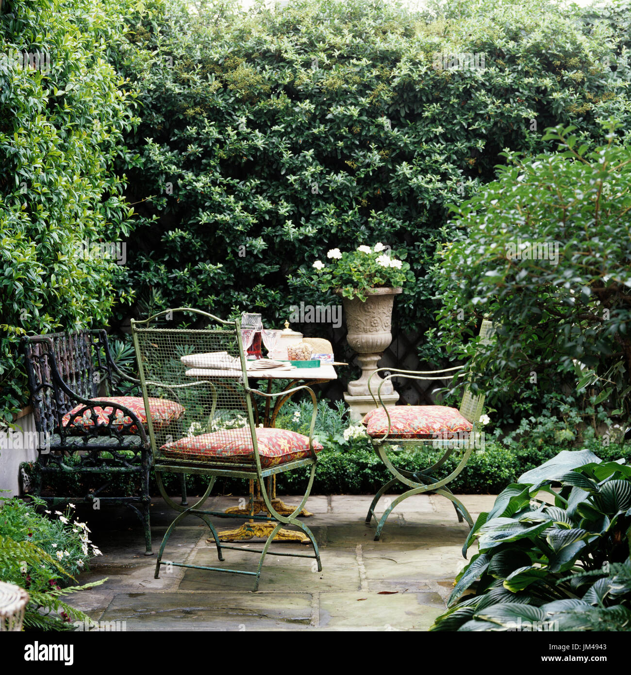 Pianta in vaso su tavolo e sedie in ferro battuto immagini e fotografie ...