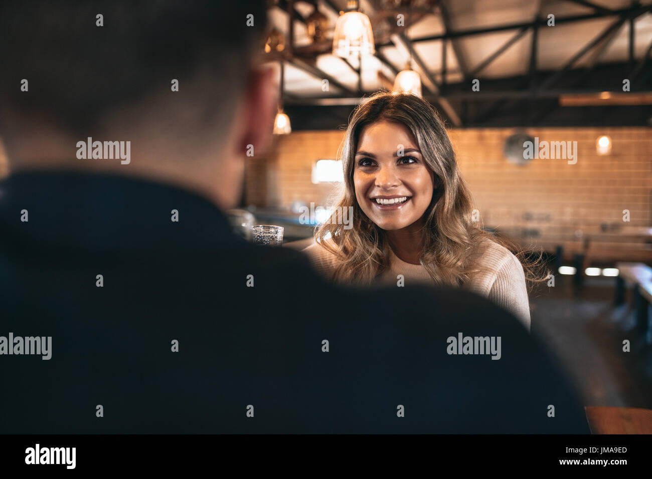 Uomo e donna al bar immagini e fotografie stock ad alta risoluzione - Alamy