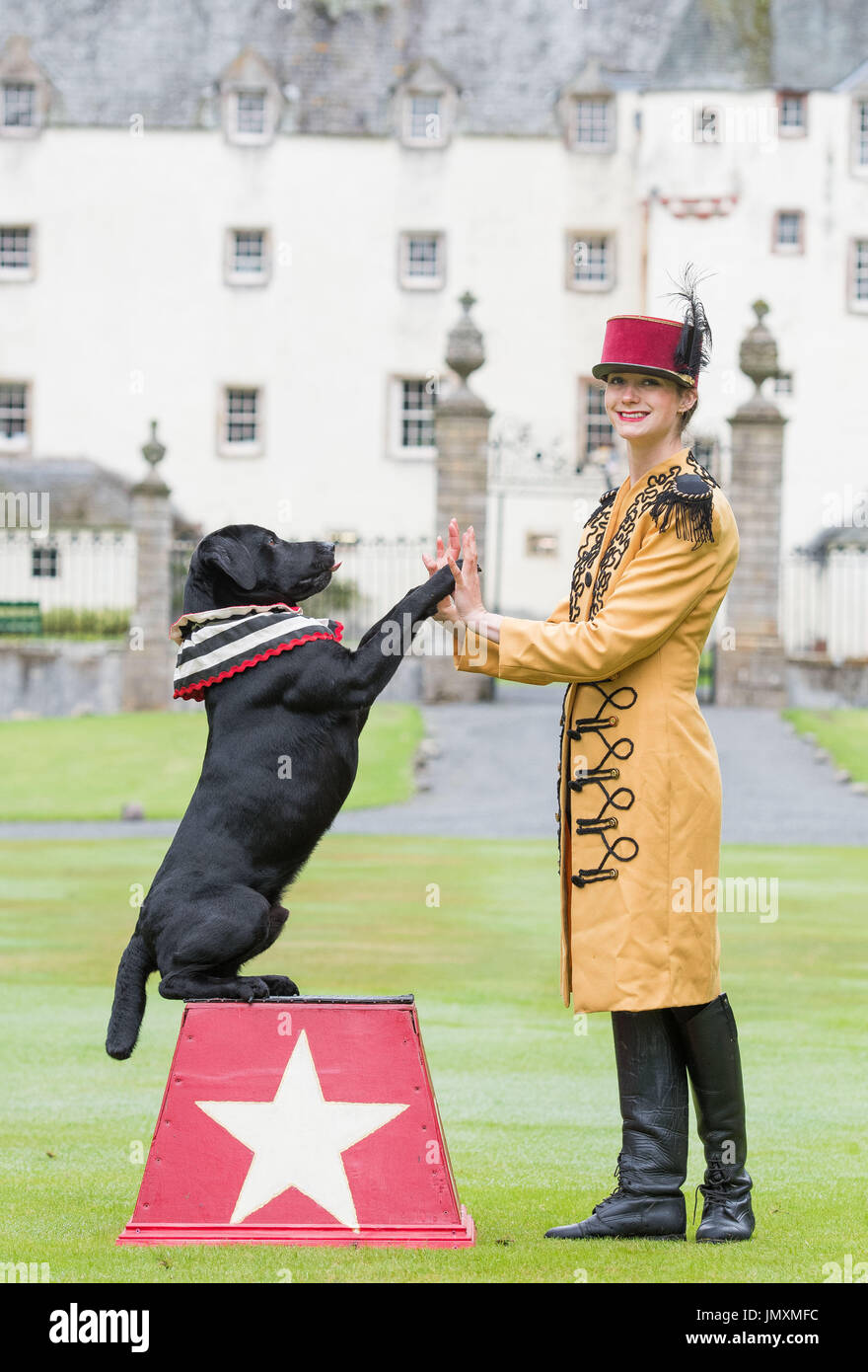 Foto: Ring Master Bethany Martin e i suoi cani Mosca il Nord Inuit ...