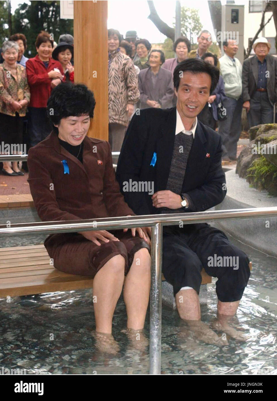 MYOKOKOGEN, Giappone - Kaoru Hasuike (R) e sua moglie Yukiko Okudo laverà i piedi a Akakura ...