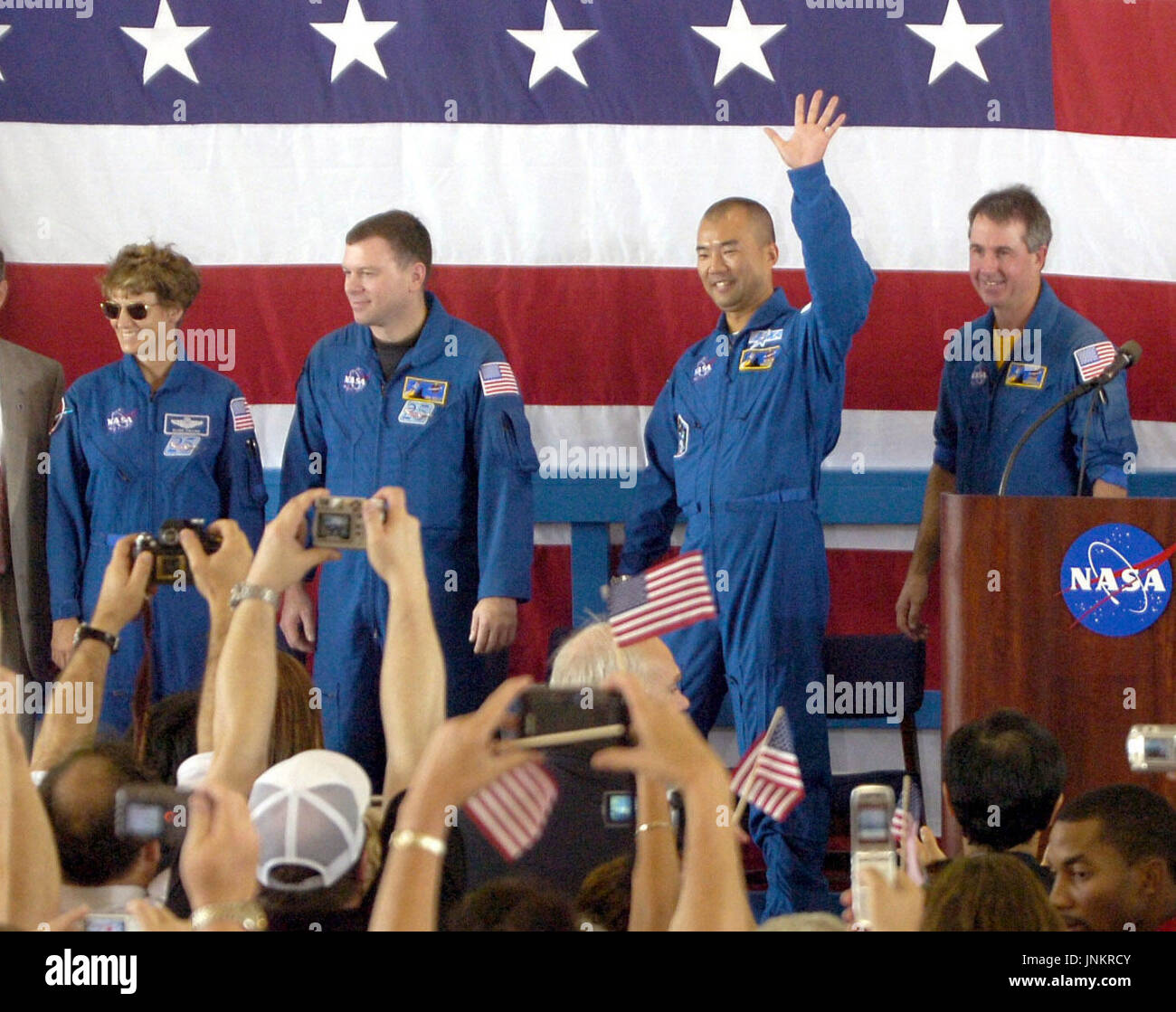 HOUSTON, Stati Uniti - (da L a R) Discovery il comandante Eileen ...
