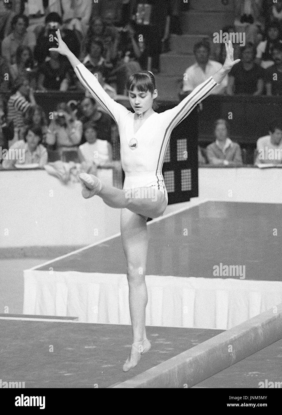 Nadia comaneci 1976 immagini e fotografie stock ad alta risoluzione - Alamy