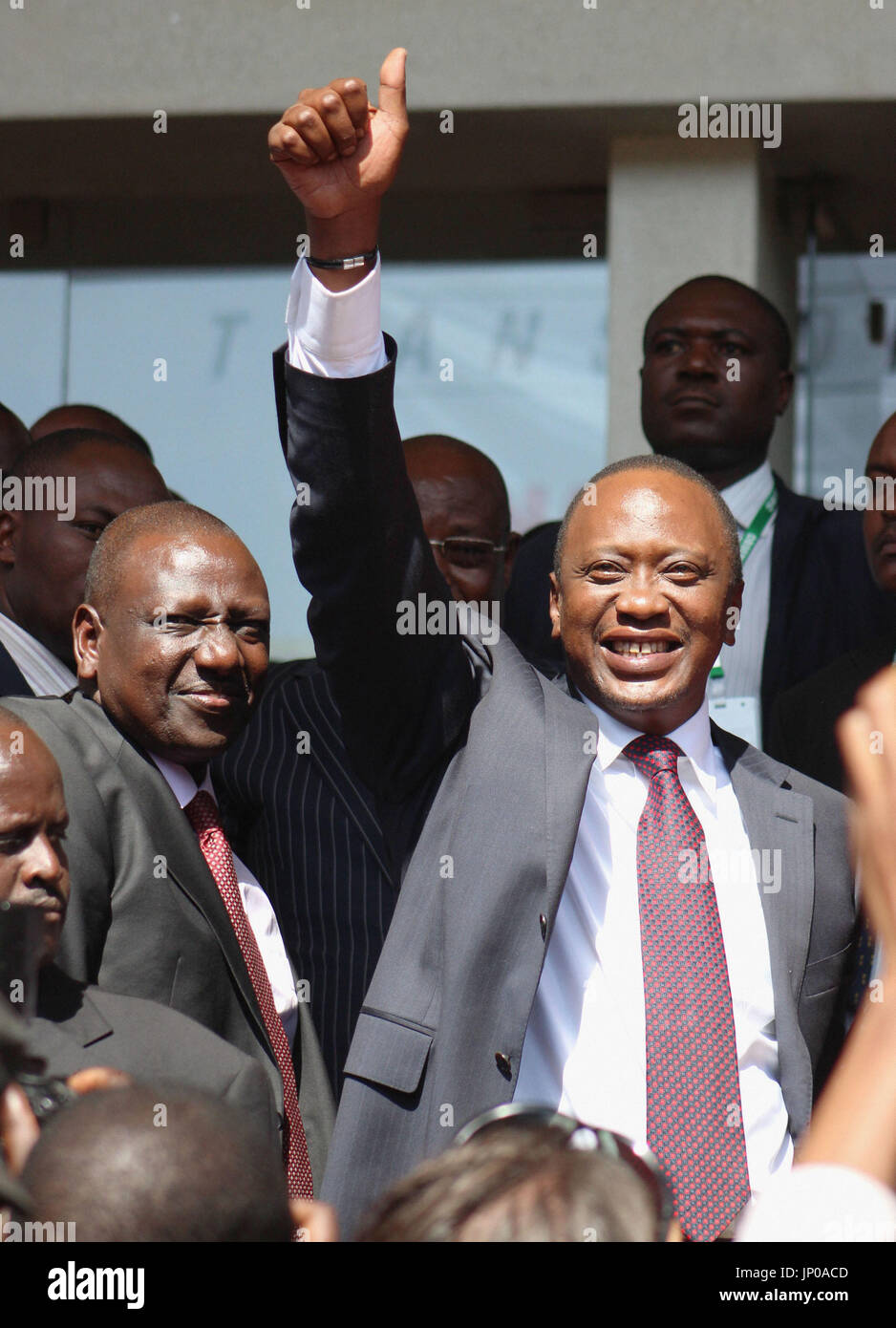 NAIROBI, Kenya - Kenya Vice Primo Ministro Uhuru Kenyatta gesti ai suoi ...