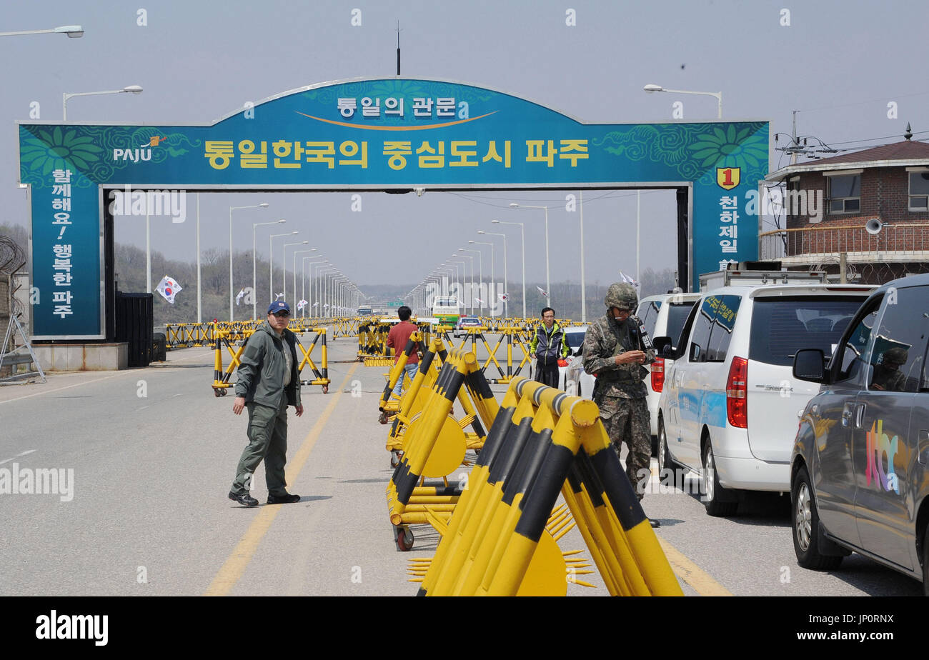 PAJU, Corea del Sud - Veicoli di South Korean media outlet sono in ...