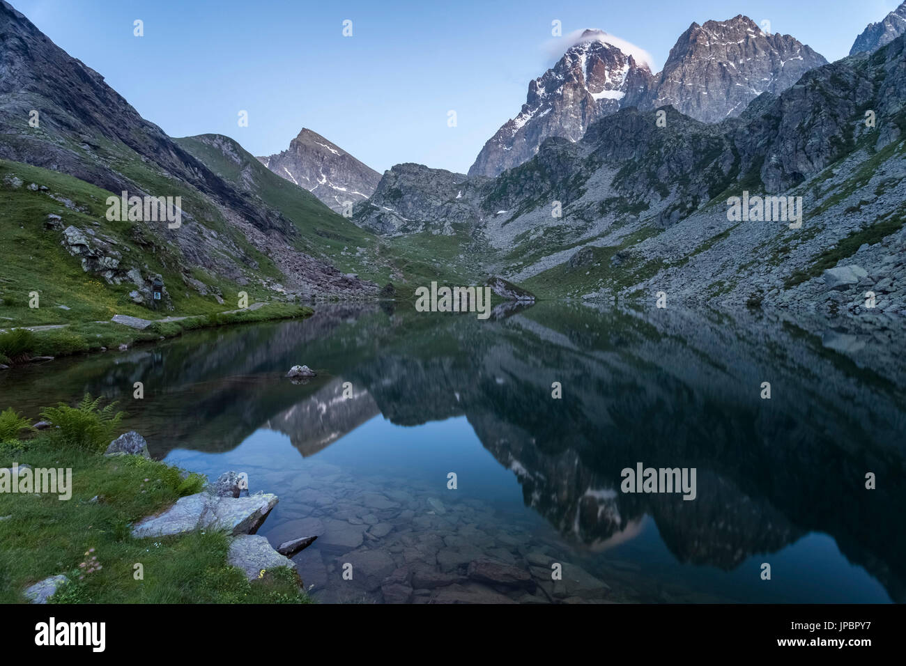 Il monviso e il visolotto che riflettono sul lago fiorenza dopo il ...