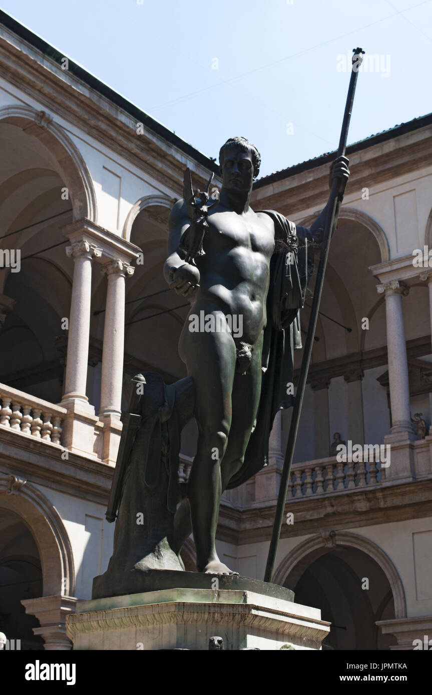 Milano, Italia: la statua di Napoleone come Marte pacificatore di ...