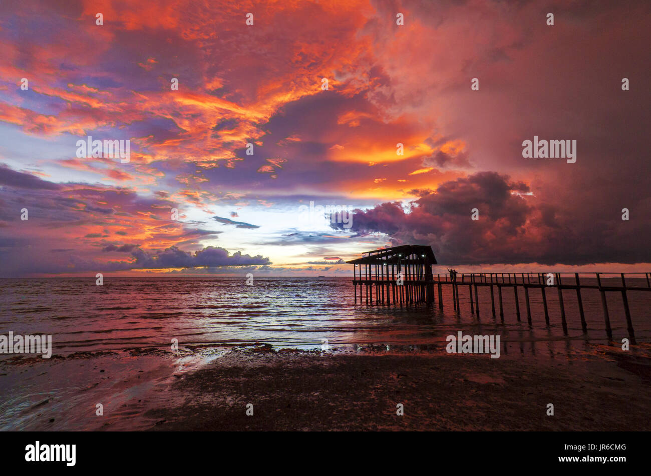 Pontile in legno al tramonto immagini e fotografie stock ad alta ...