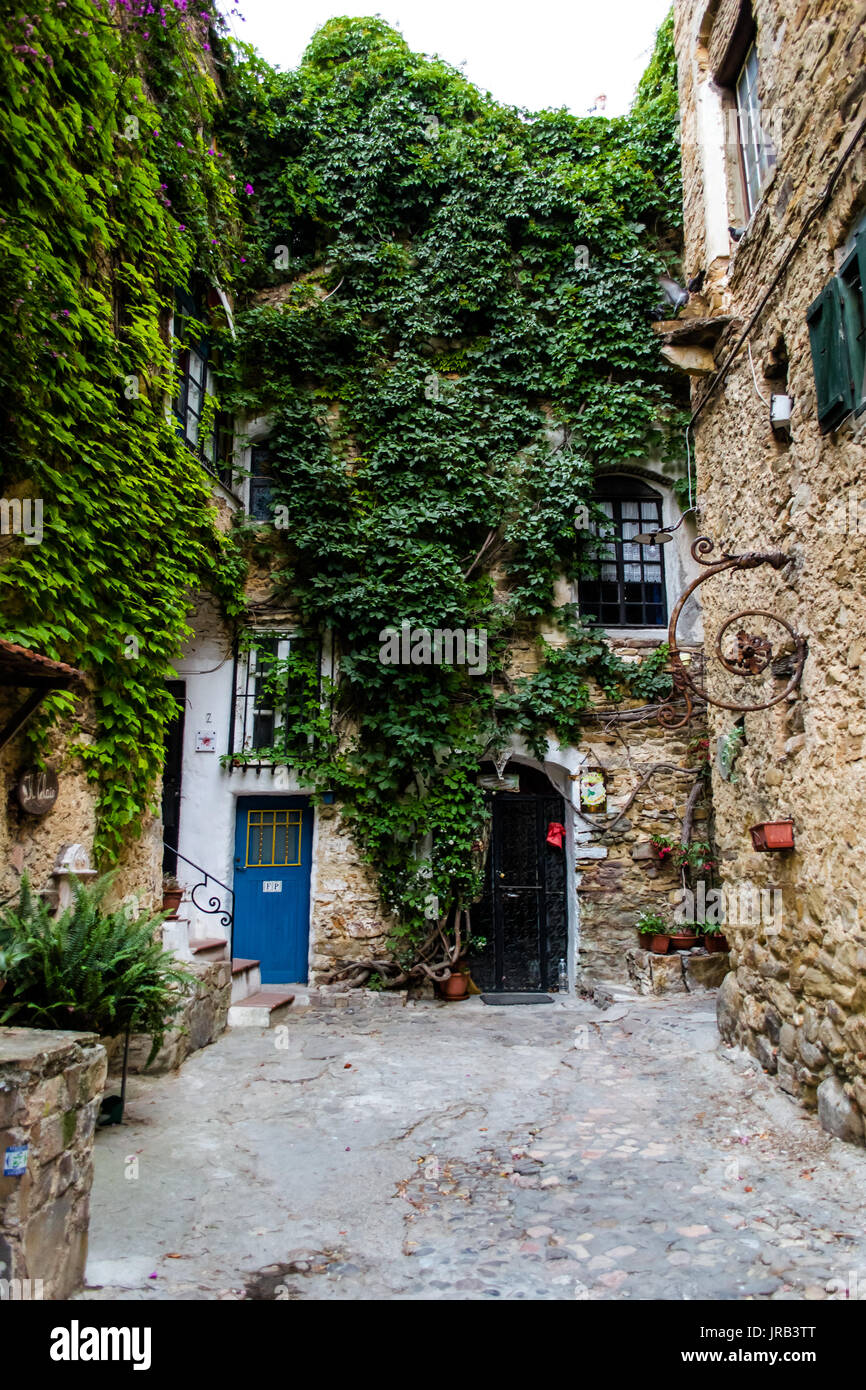 Bussana vecchia immagini e fotografie stock ad alta risoluzione - Alamy