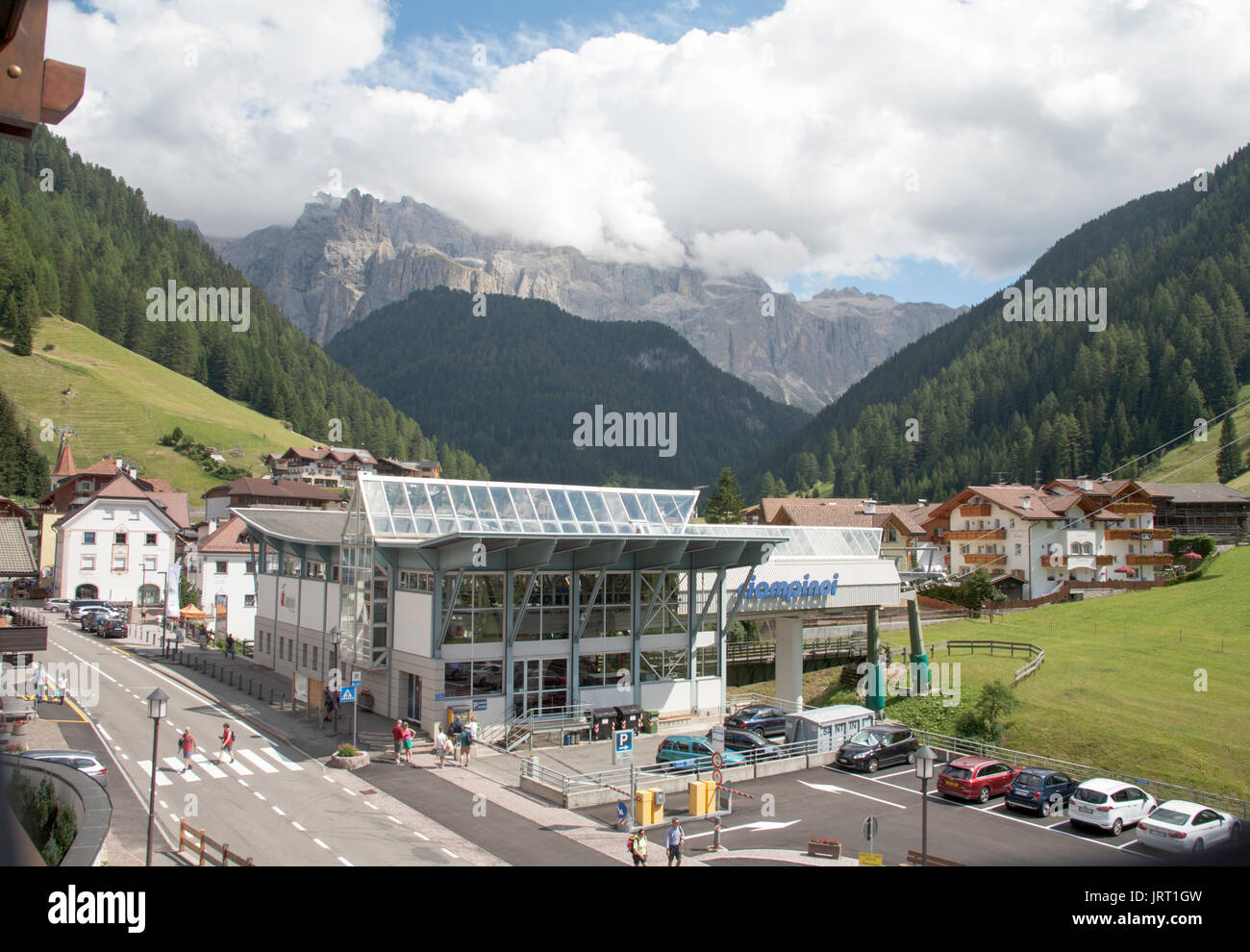 La Funivia Ciampinoi nel villaggio di Selva o Wolkenstein in testa alla ...