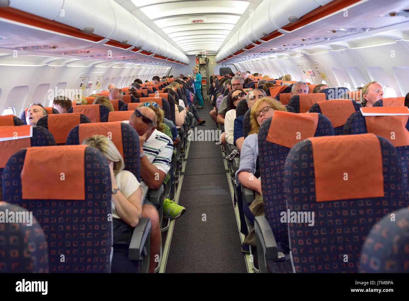 Easyjet interior immagini e fotografie stock ad alta risoluzione - Alamy