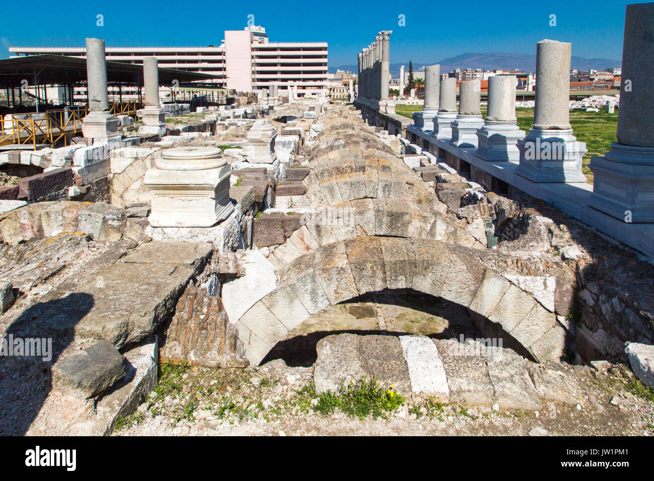 Rovine e luogo storico in agora di Smirne antica città di Izmir ...