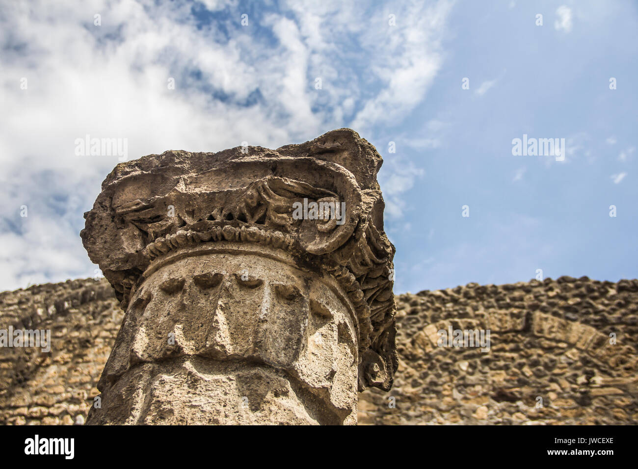 Antica colonna, ordine corinzio in Pompei città distrutta in 79BC dall ...