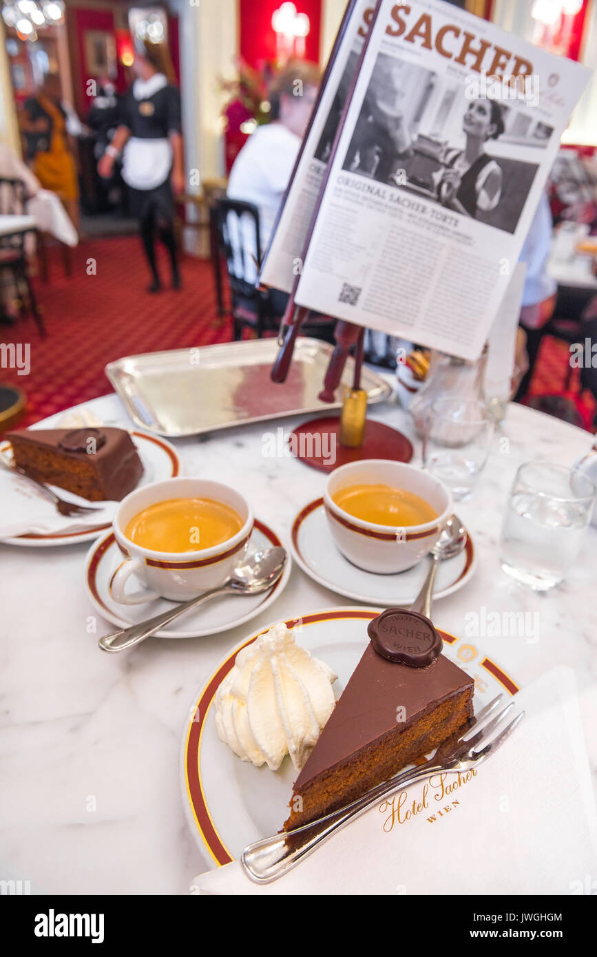 Torta sacher immagini e fotografie stock ad alta risoluzione - Alamy