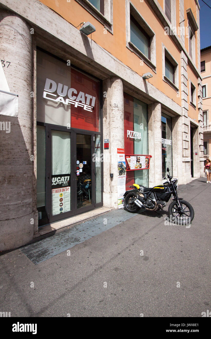 Ducati cafe racer immagini e fotografie stock ad alta risoluzione - Alamy
