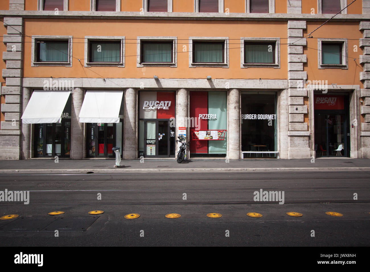Ducati cafe racer immagini e fotografie stock ad alta risoluzione - Alamy