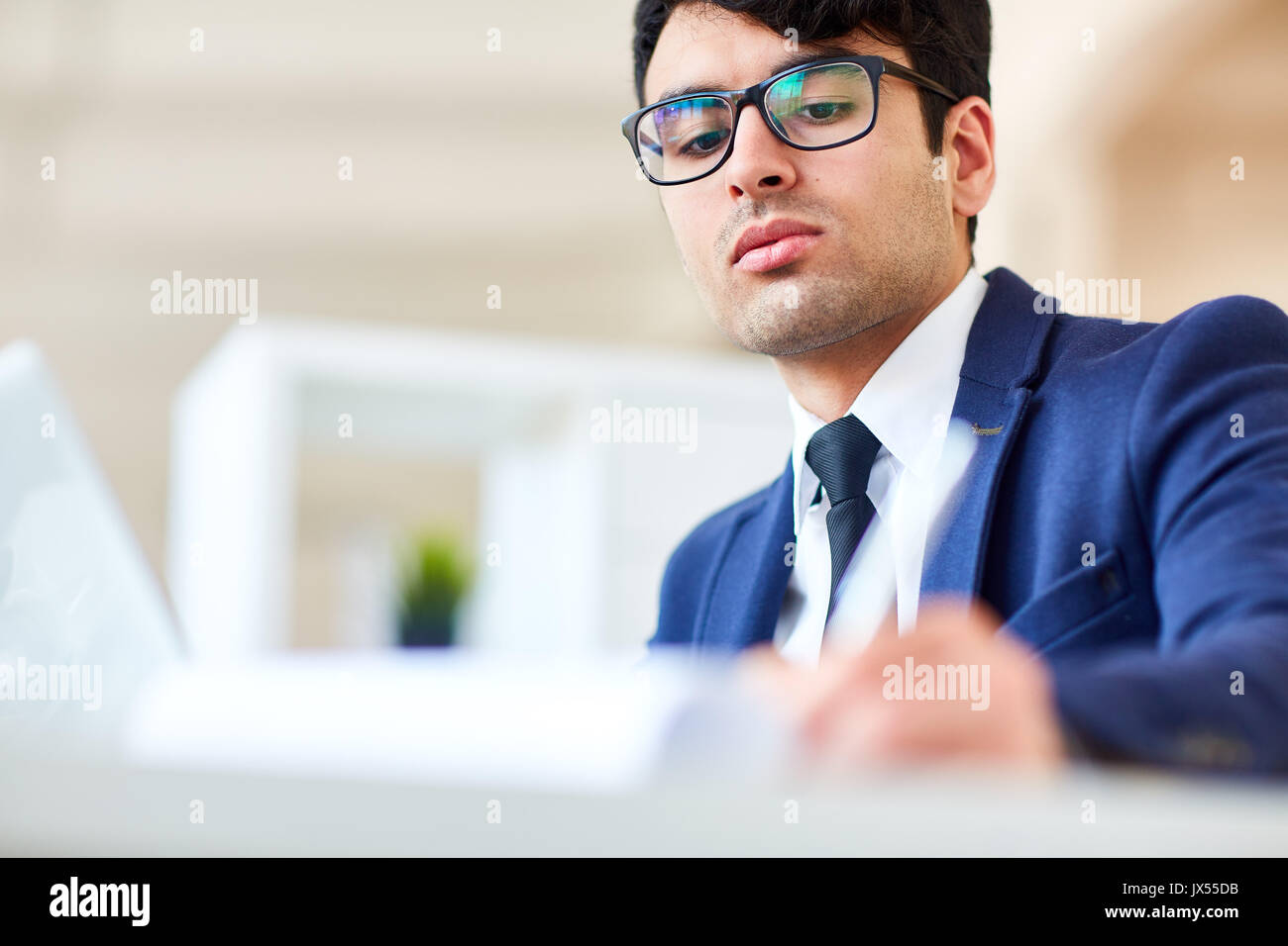 Esperto dipendente immagini e fotografie stock ad alta risoluzione - Alamy