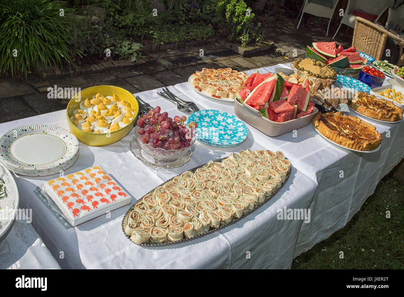 Mangiare un rotolo di grandi dimensioni immagini e fotografie stock ad ...