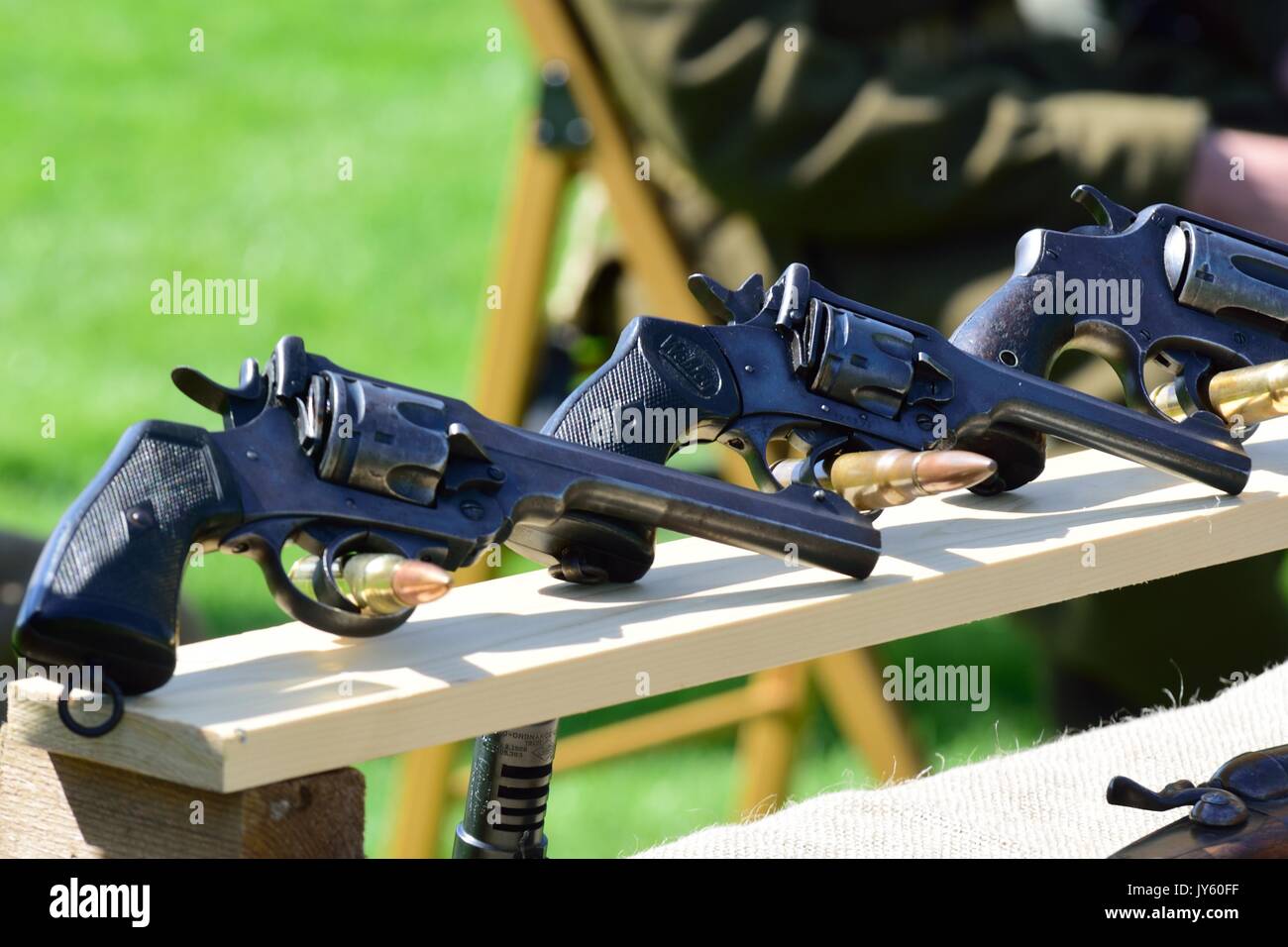 Antique revolver immagini e fotografie stock ad alta risoluzione - Alamy