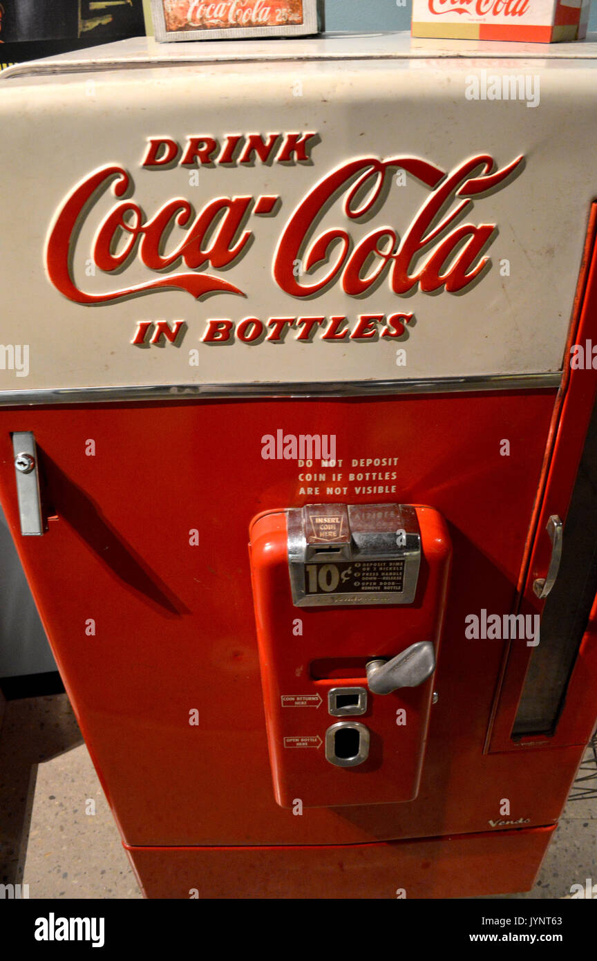 Macchina da coca d'epoca immagini e fotografie stock ad alta ...