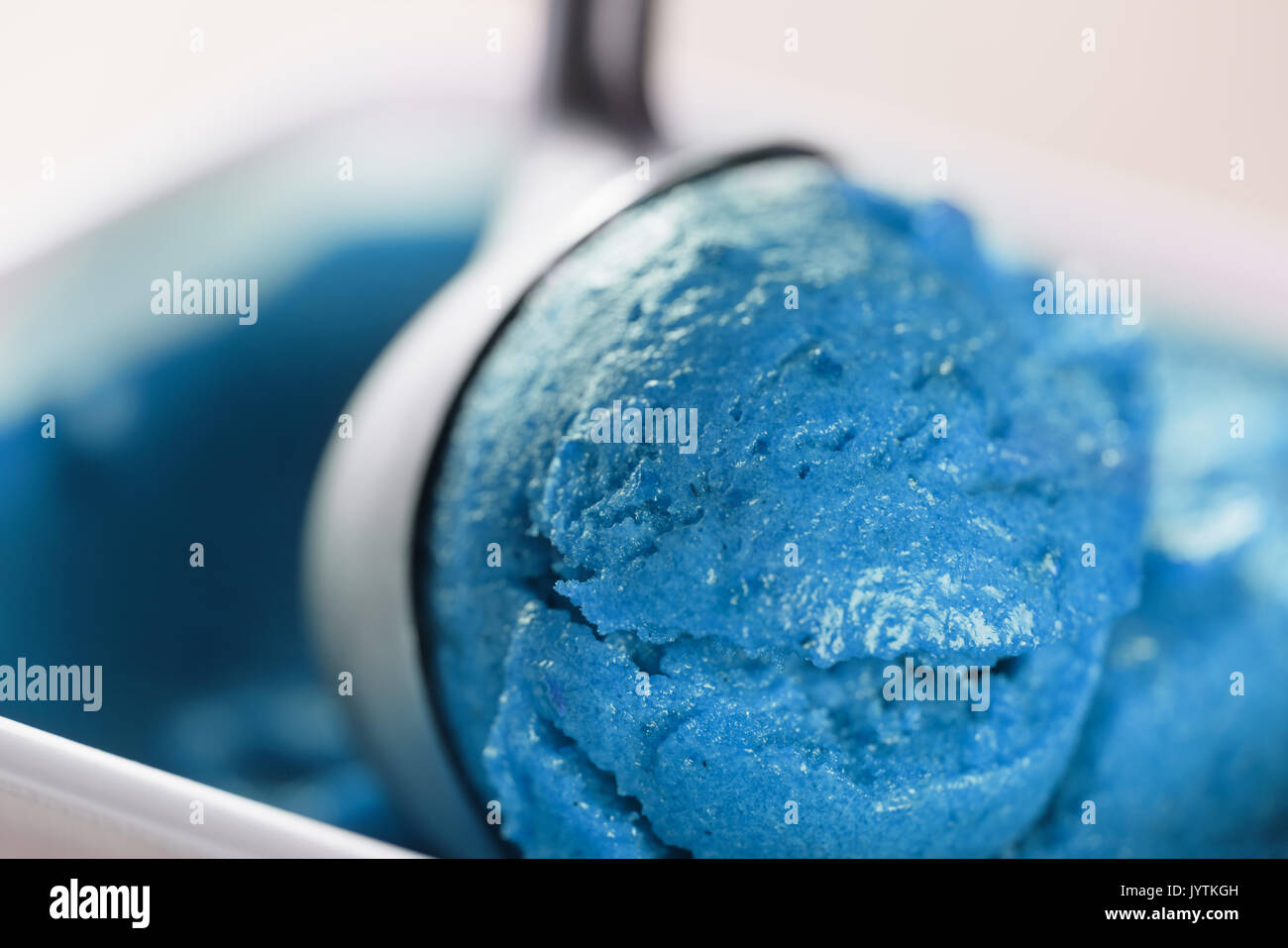 Scooping ice cream immagini e fotografie stock ad alta risoluzione - Alamy