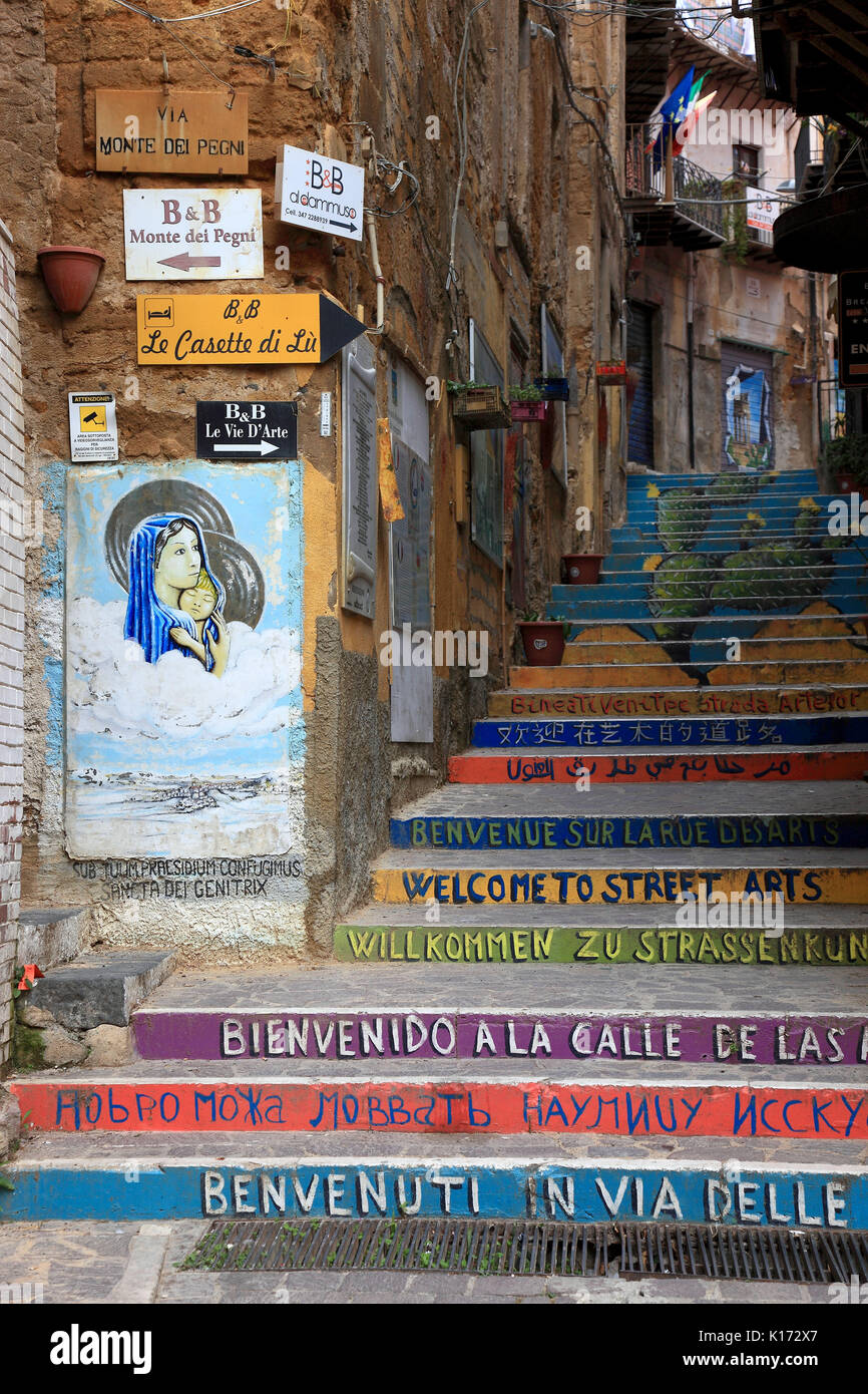 Sicilia, nel centro storico di Agrigento, scala colorata, Arte di ...