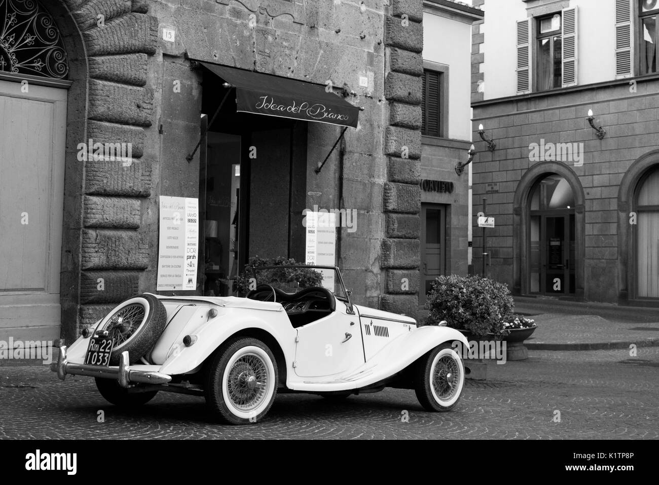 Vecchia auto italiana parcheggiata in strada Foto e Immagini Stock in ...