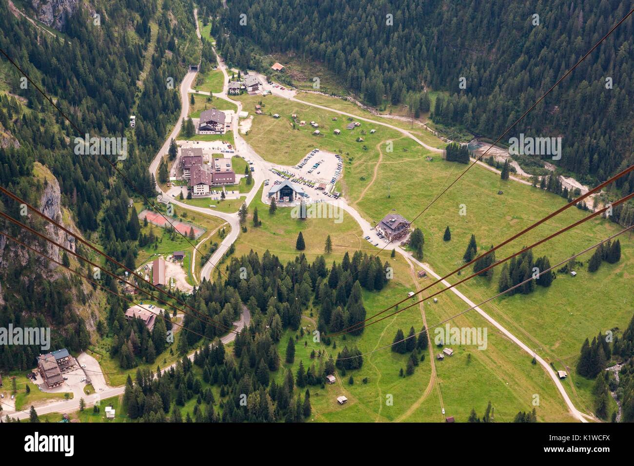 La funivia della marmolada immagini e fotografie stock ad alta ...