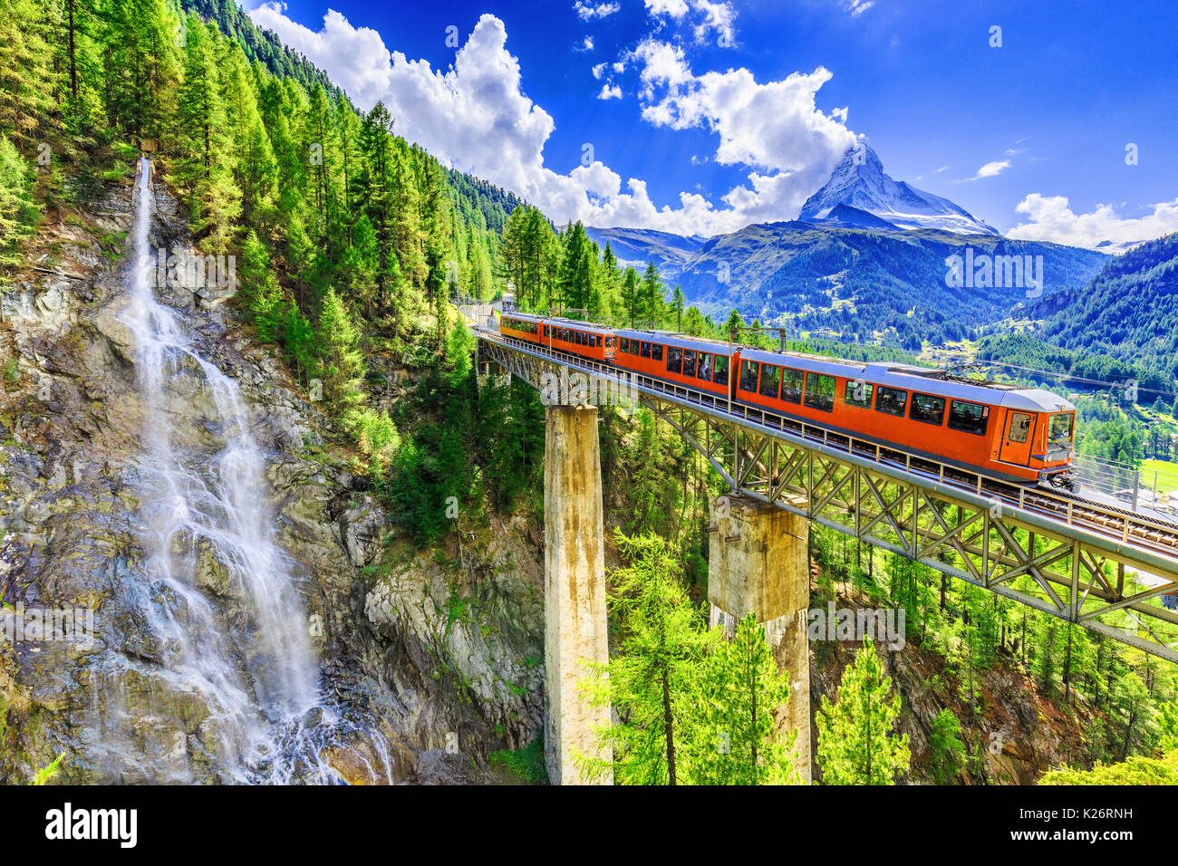 Zermatt, Svizzera. Gornergrat treno turistico con cascata, bridge e il ...
