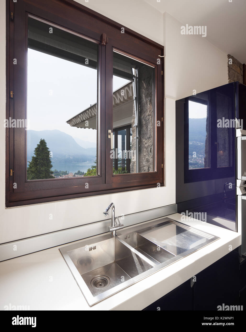 Porte sotto le finestre immagini e fotografie stock ad alta risoluzione ...