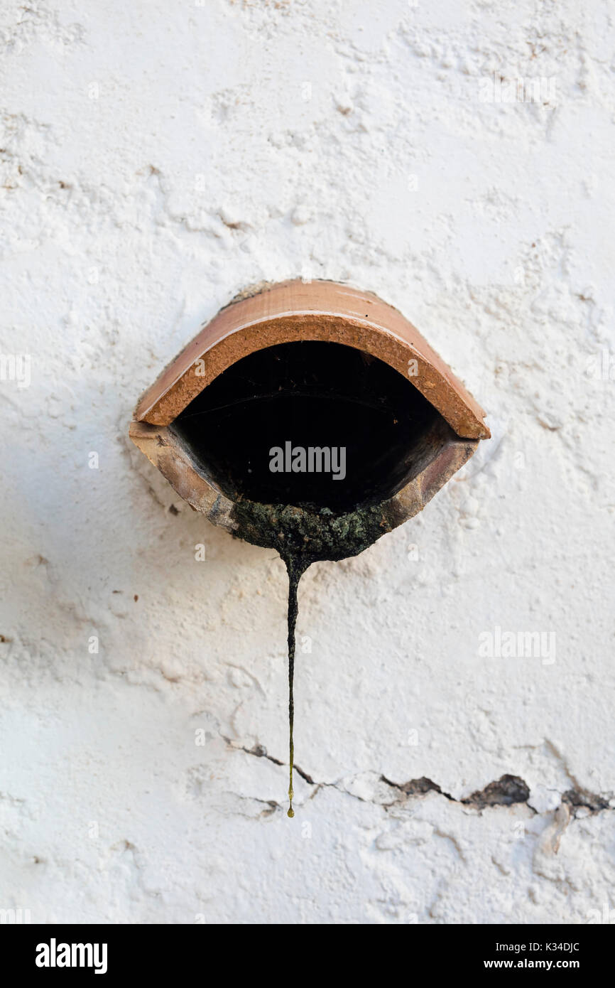 Grondaia in terracotta immagini e fotografie stock ad alta risoluzione ...