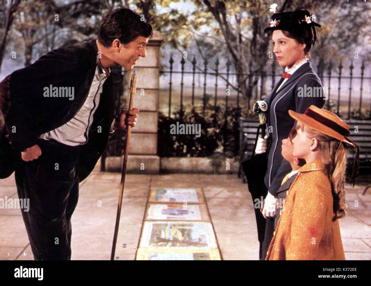 MARY POPPINS DEVI ACCREDITARE: WALT DISNEY L-R, DICK VAN DYKE, JULIE ...