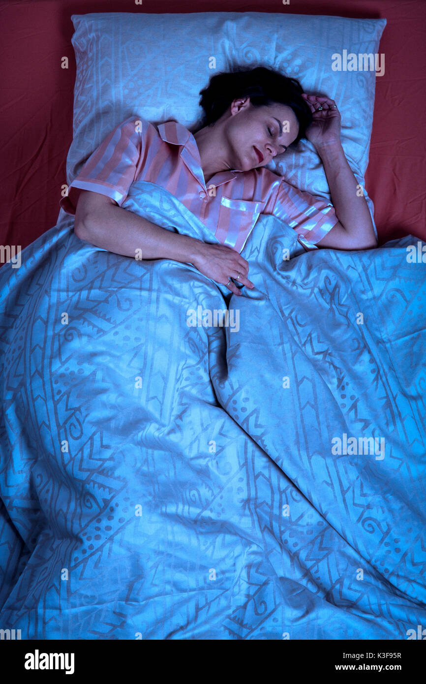 Sleeping woman bed night dark immagini e fotografie stock ad alta ...