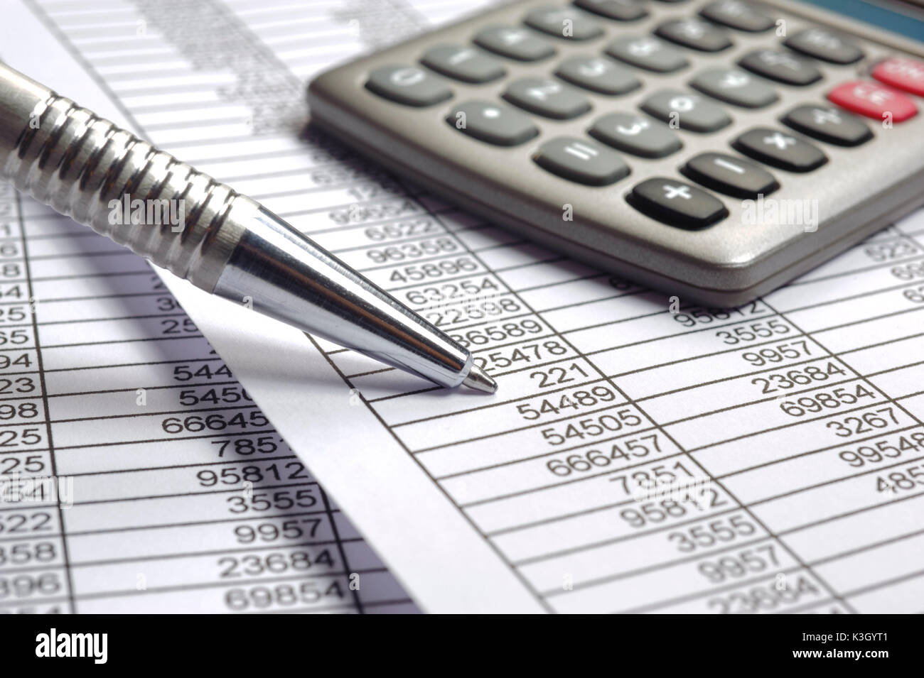 Calcolatori elettronici e penne a sfera giacciono su un numero nella ...