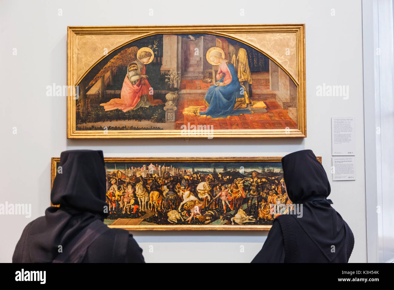 Visitare le monache ortodosse guardando dipinti religiosi immagini e fotografie stock ad alta ...