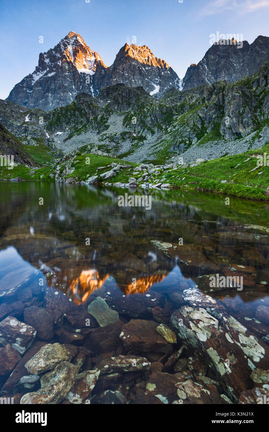 Po valley crissolo summer sunset at fiorenza lake immagini e fotografie ...