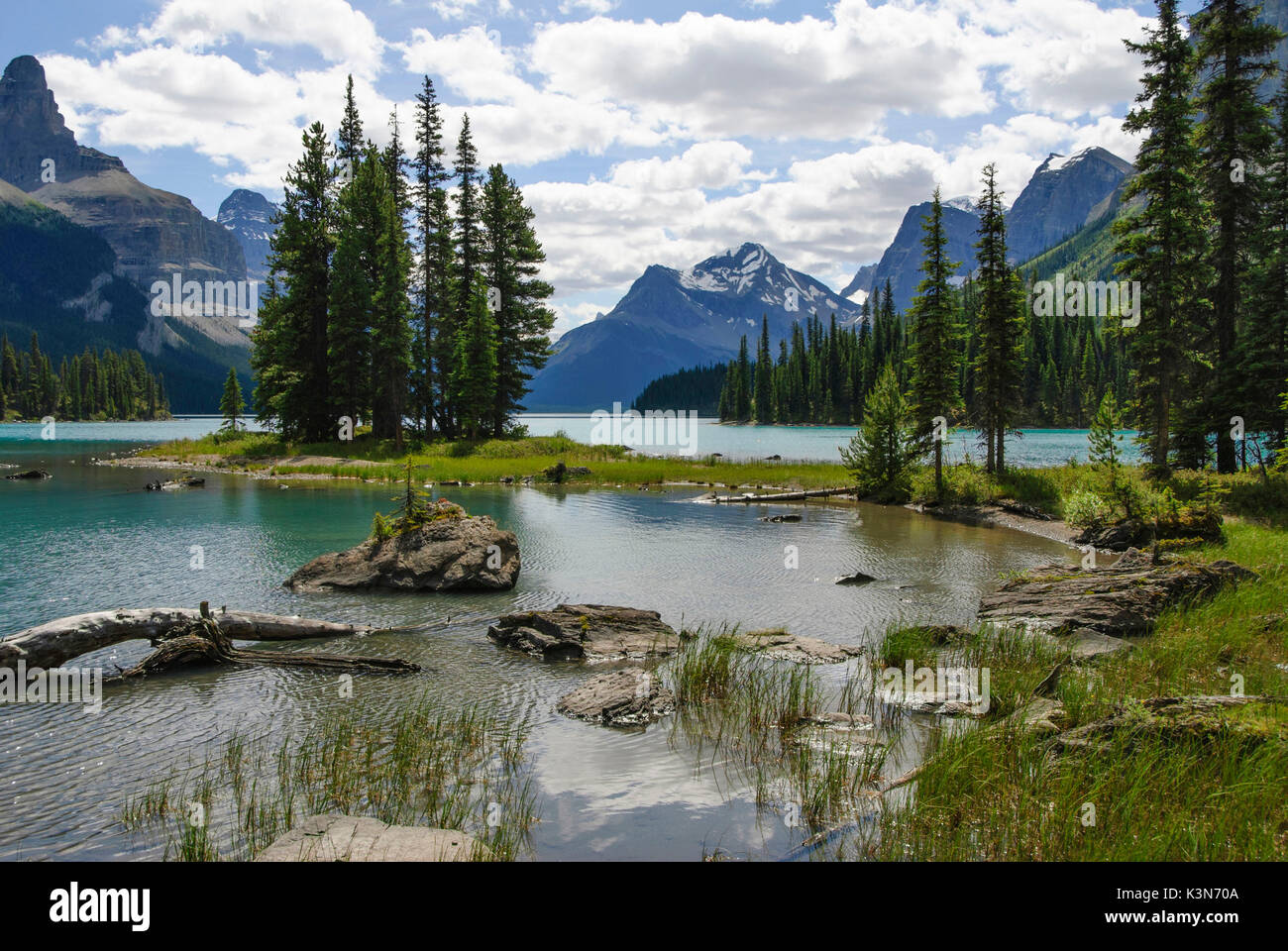 Maligne lake canada spirit island immagini e fotografie stock ad alta ...