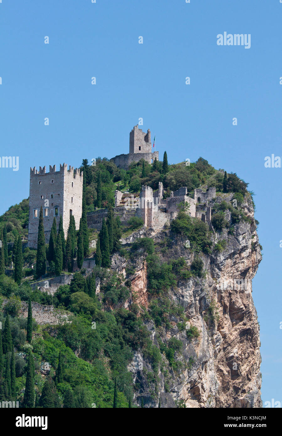 Il castello di Arco di Trento sulle rocce - Trentino Foto stock - Alamy
