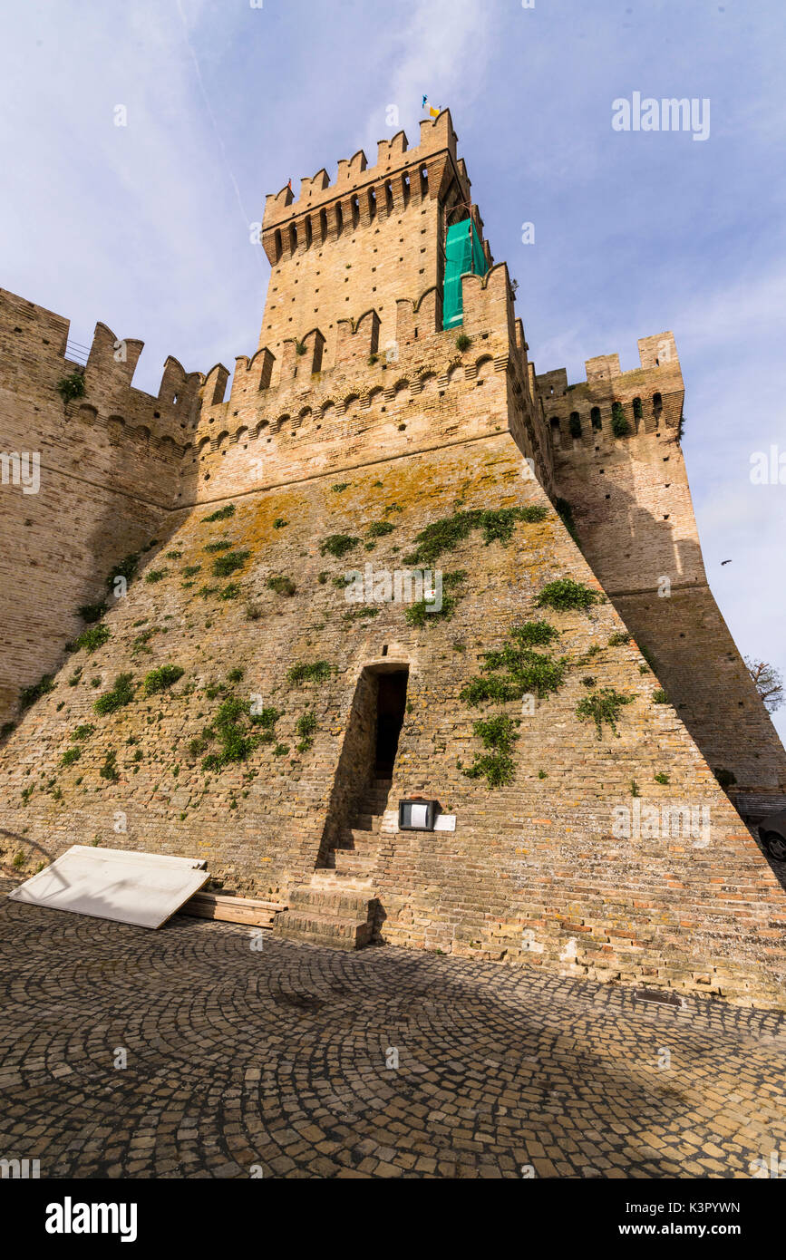 Il castello e la Rocca del borgo medievale arroccato sulla collina ...