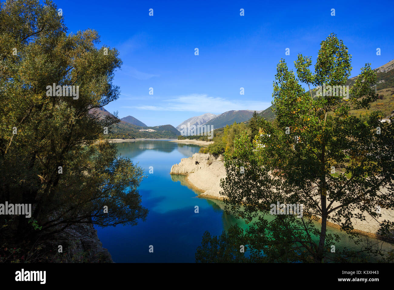 Il lago di Barrea nel Parco Nazionale d'Abruzzo in Italia Foto stock ...