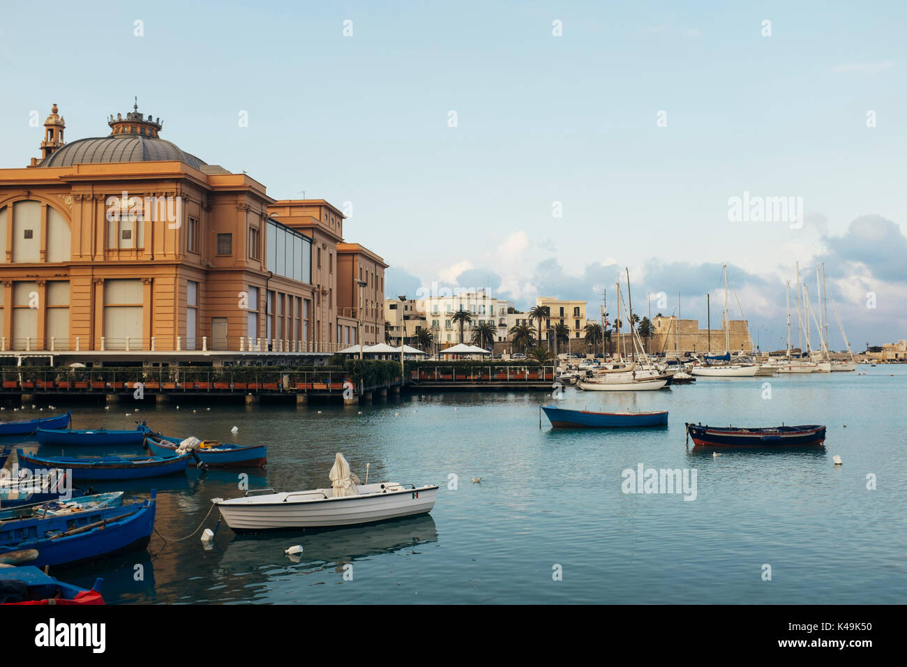 Barche da pesca in porto, Bari, Puglia, Italia Foto stock - Alamy